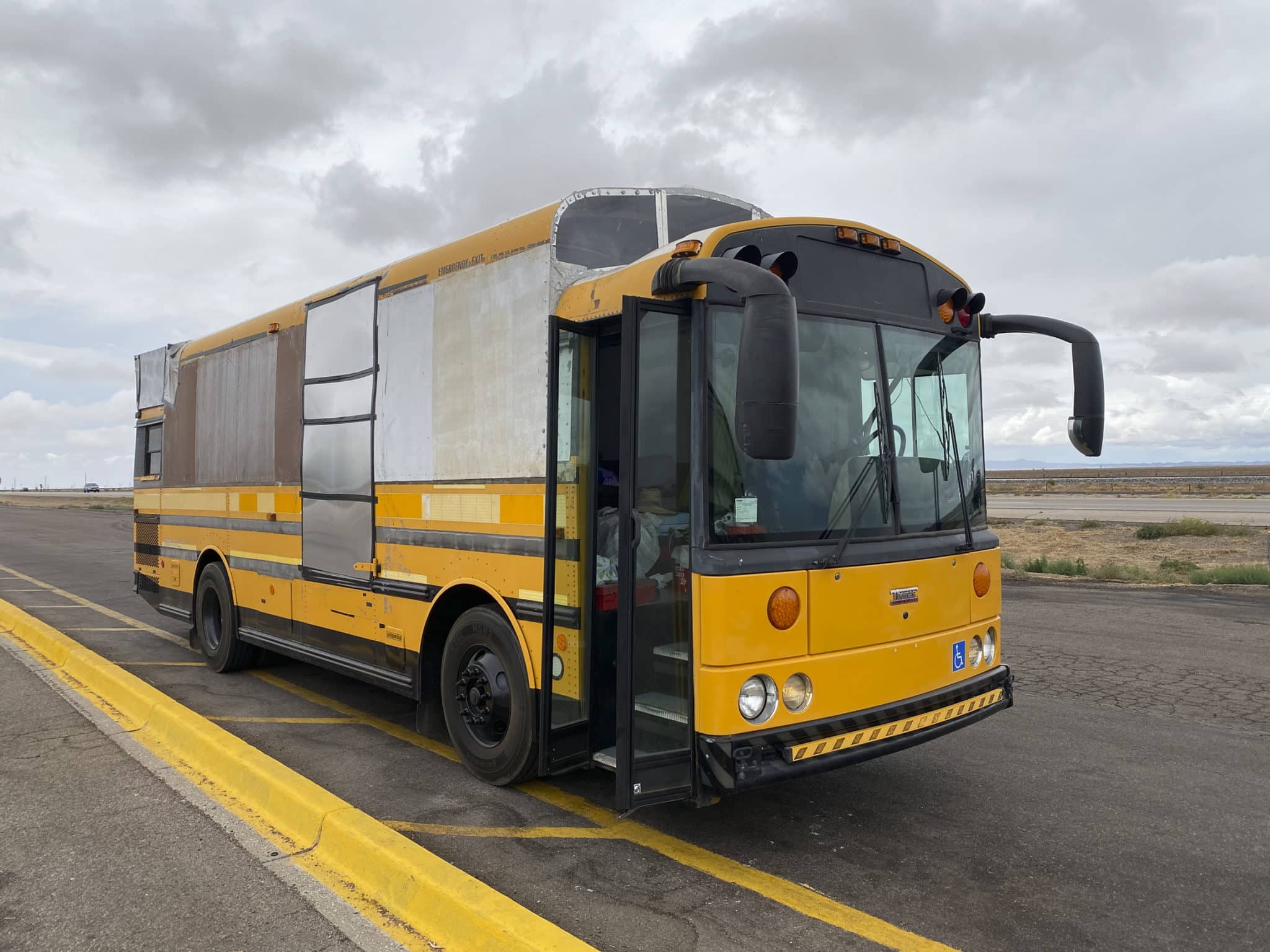 2007 Thomas Saf-T-Liner with 18" Roof Raise - Skoolie Livin | School ...