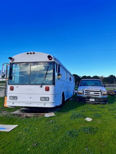 91 Thomas West Coaster 40ft-SOLAR, WOOD STOVE AND MORE - Skoolie Livin ...